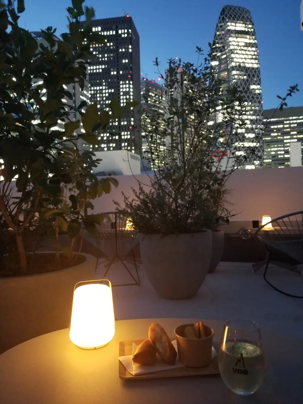 Tokyo’s new solo-customer-only cafe is an all-inclusive, view-filled ...