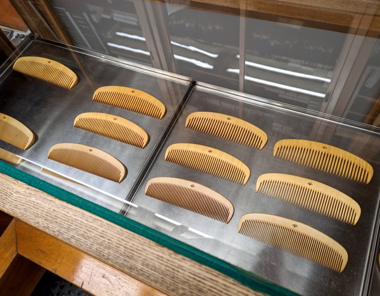 300-year-old Tokyo comb company sells 30,000-yen wooden hair combs—Are ...
