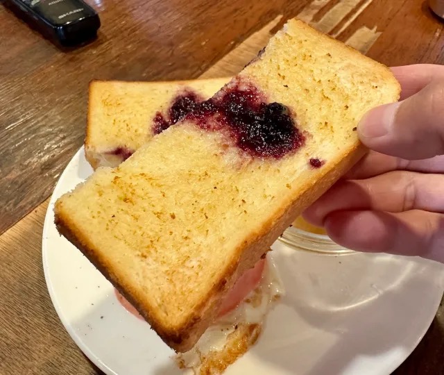 Ultra-retro cafe in Tokyo is like a hidden hideout, serves up cheap ...