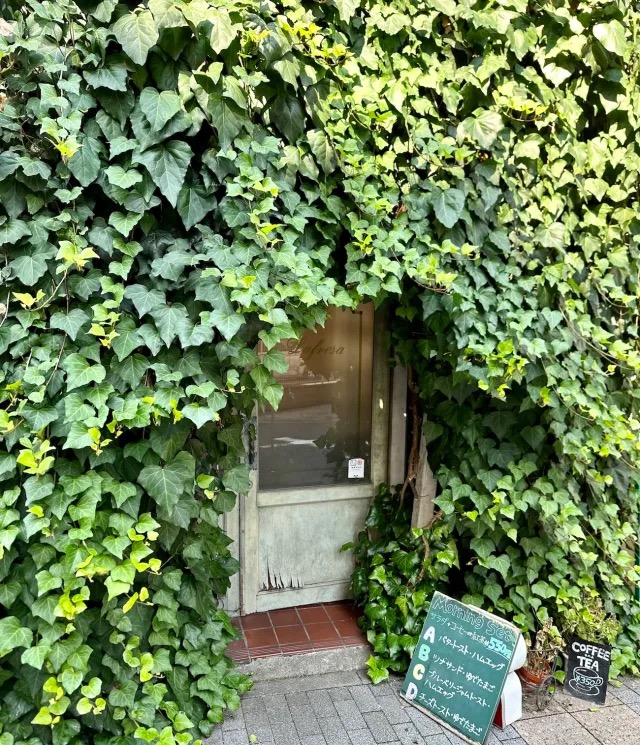 Ultra-retro cafe in Tokyo is like a hidden hideout, serves up cheap ...