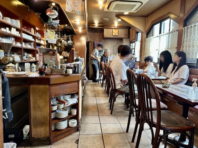 Ultra-retro cafe in Tokyo is like a hidden hideout, serves up cheap ...