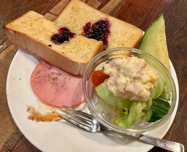 Ultra-retro cafe in Tokyo is like a hidden hideout, serves up cheap ...