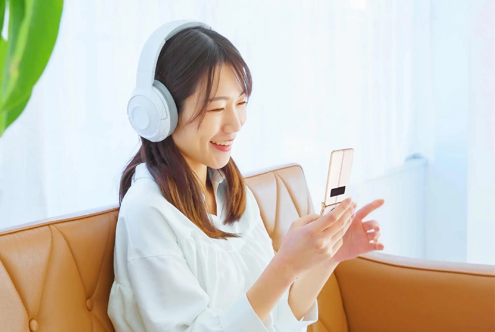 Flipping genius? Japan is getting a new flip phone/smartphone hybrid ...