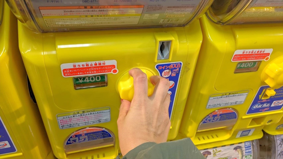 Gacha capsule toy machine sells Casio watch rings in Japan, and we try ...