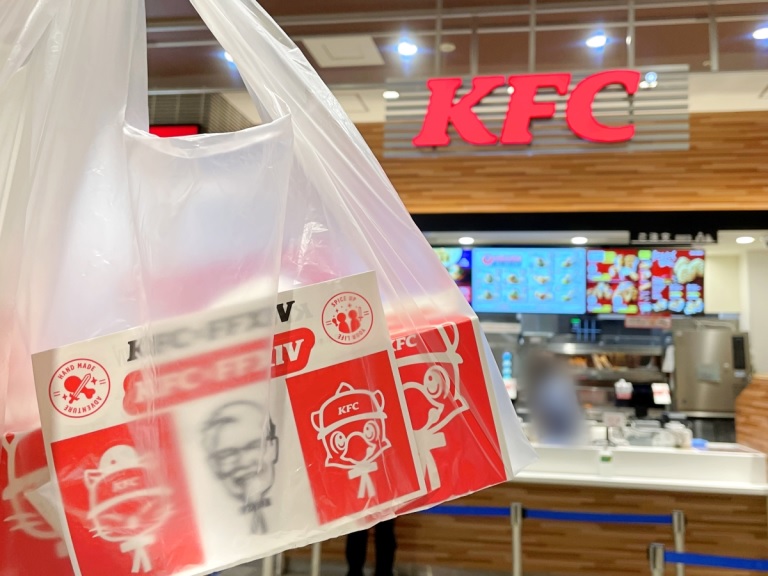 How’s it feel to eat KFC in front of a Final Fantasy Chocobo, and how ...