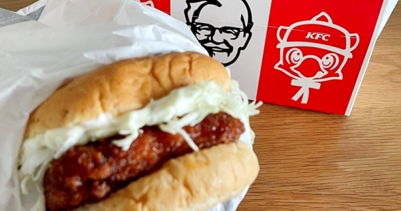 How’s it feel to eat KFC in front of a Final Fantasy Chocobo, and how ...