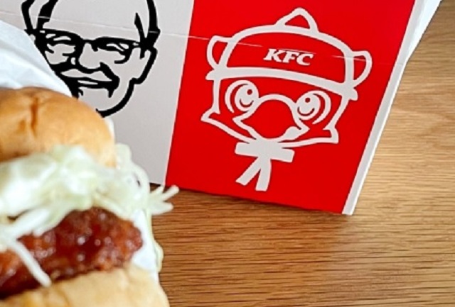How’s it feel to eat KFC in front of a Final Fantasy Chocobo, and how ...