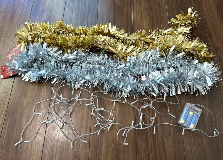 How to make a super simple, super cheap, no-floorspace Christmas tree ...