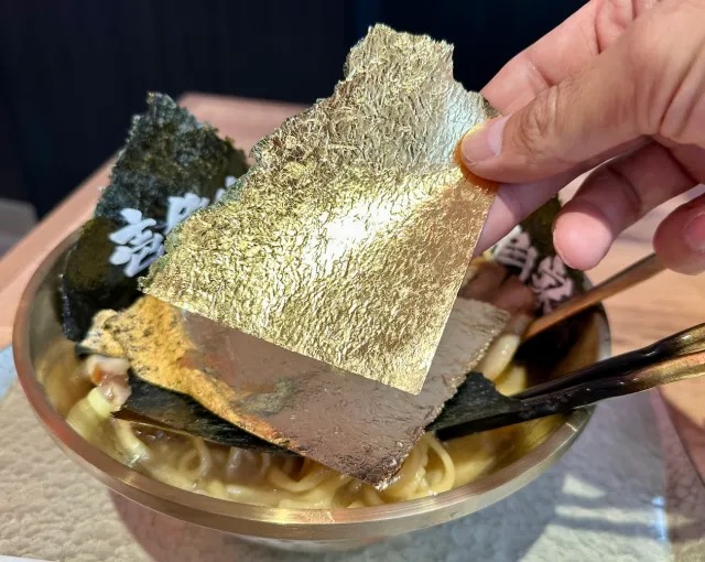 Golden ramen in Tokyo costs 1,980 yen instead of 10,000 yen for a ...