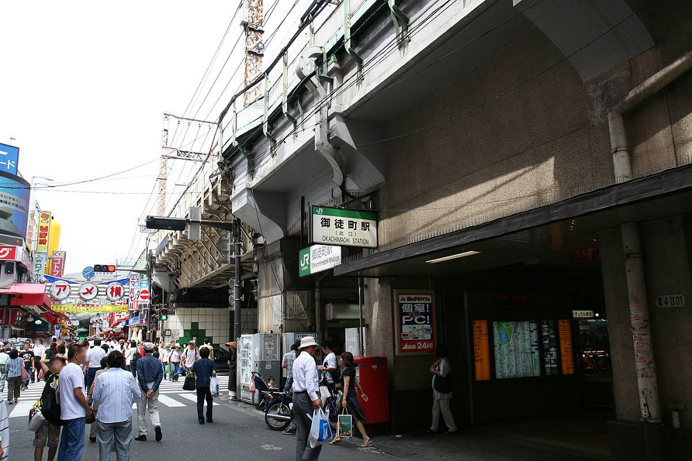 Tokyo shop employee fights off three robbers with man catcher polearm ...