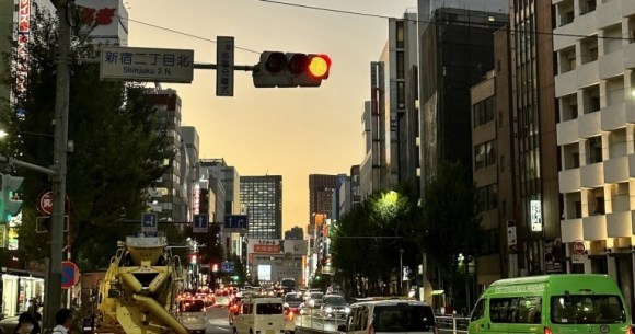 Japan has only one time zone, and sunset comes a lot earlier in Tokyo ...