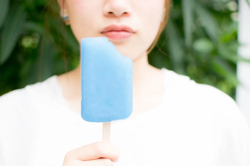 Japanese man eats Garigari-kun popsicle in one bite, gets immediate ...