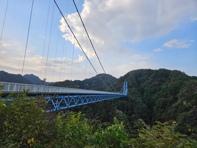 Bungee jumping in Japan at the longest pedestrian suspension bridge on ...