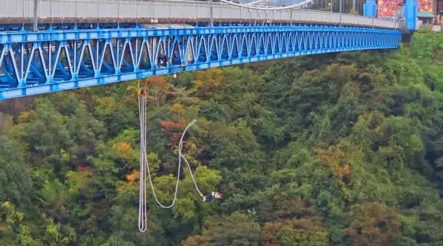 Bungee jumping in Japan at the longest pedestrian suspension bridge on ...