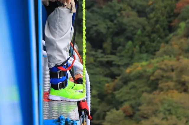 Bungee jumping in Japan at the longest pedestrian suspension bridge on ...
