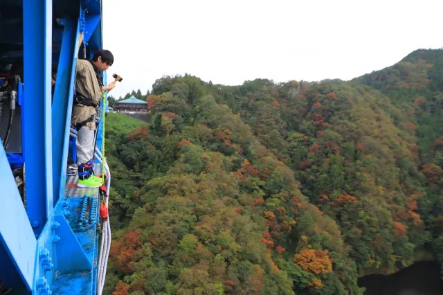 Bungee jumping in Japan at the longest pedestrian suspension bridge on ...