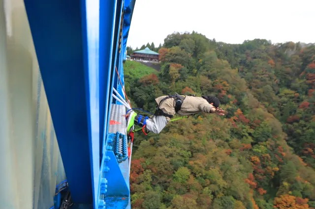 Bungee jumping in Japan at the longest pedestrian suspension bridge on ...