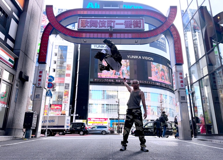 How to throw off your suit and shirt like a Like a Dragon tough guy ...