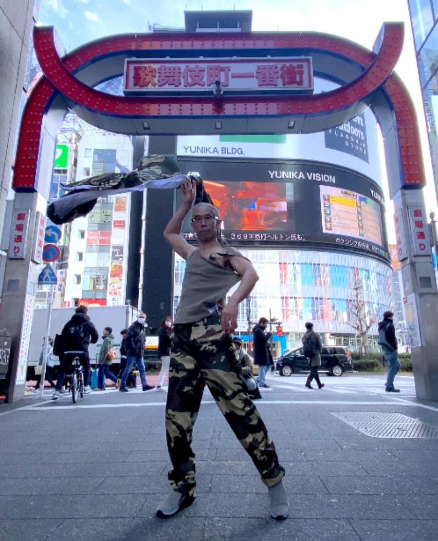 How to throw off your suit and shirt like a Like a Dragon tough guy ...