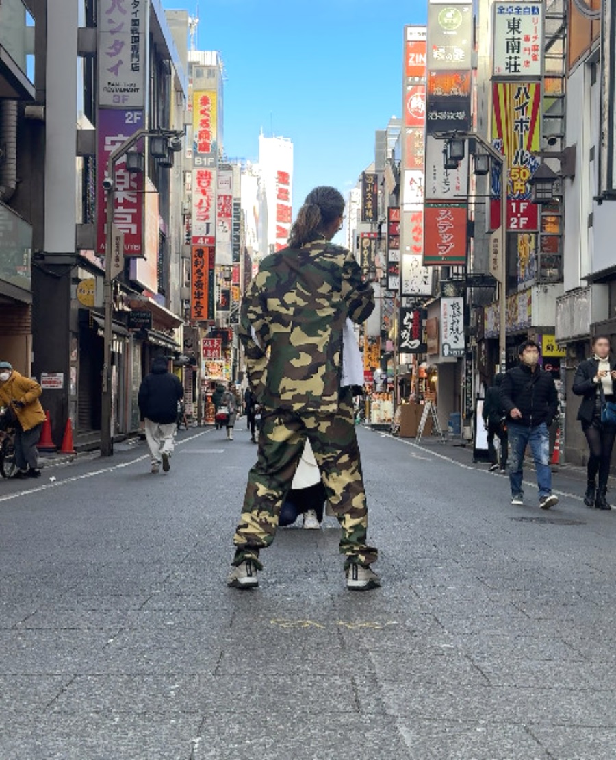 How to throw off your suit and shirt like a Like a Dragon tough guy ...