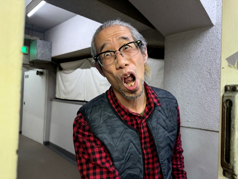 Mr. Sato appears in a French photo album without his consent, goes mad ...