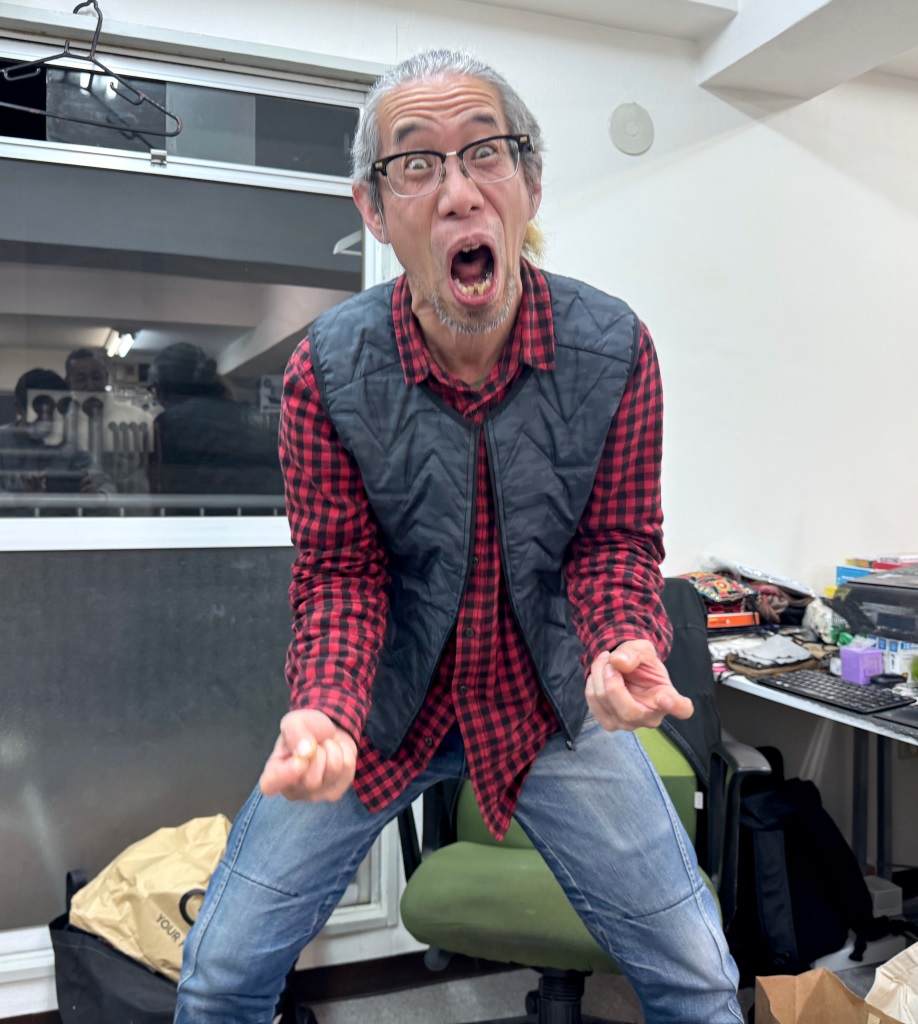 Mr. Sato appears in a French photo album without his consent, goes mad ...