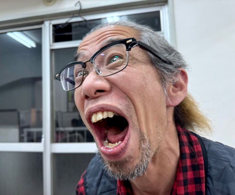 Mr. Sato appears in a French photo album without his consent, goes mad ...