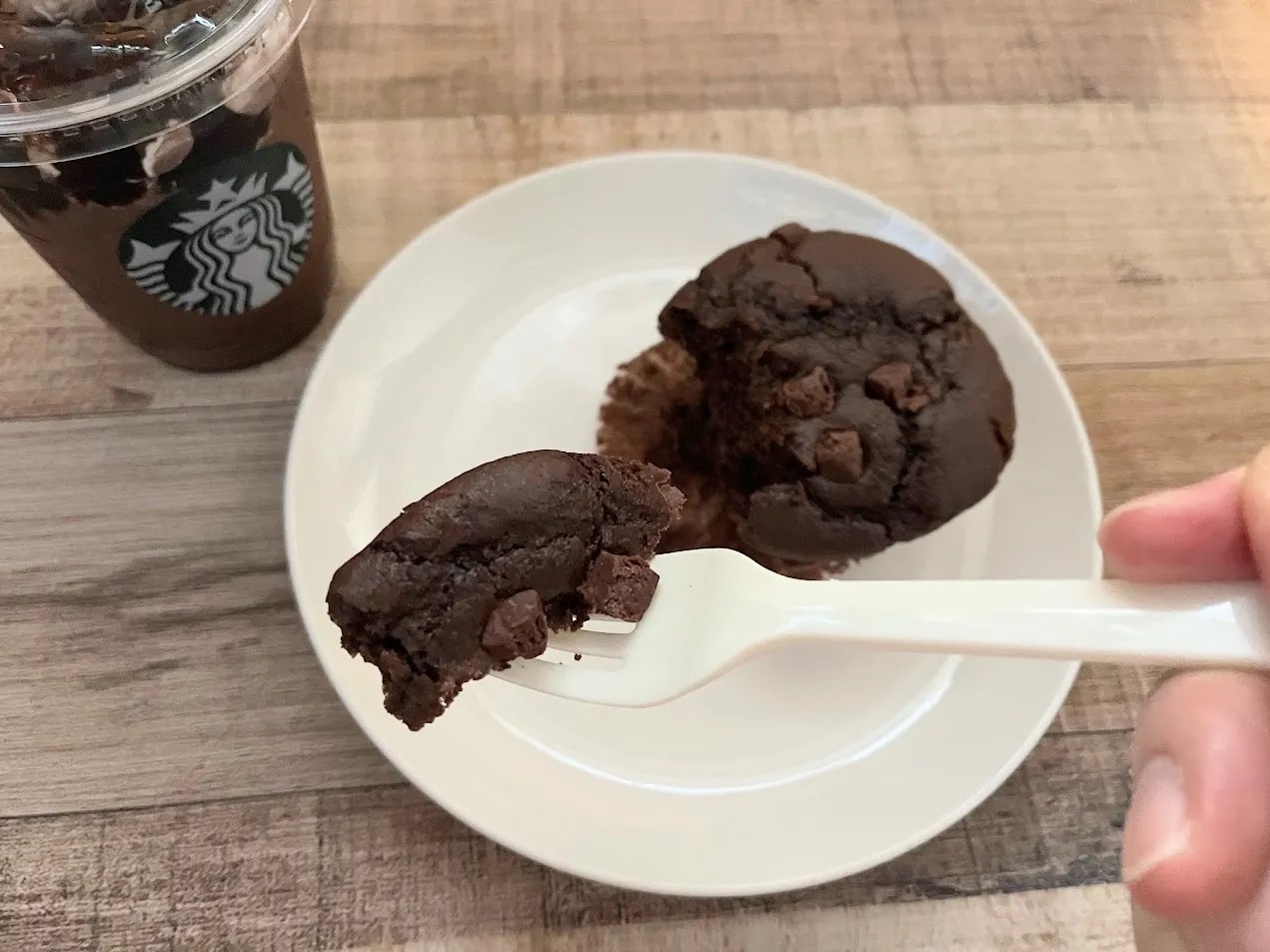 Starbucks pairs new Frappuccinos with chocolate cakes for Valentine’s ...
