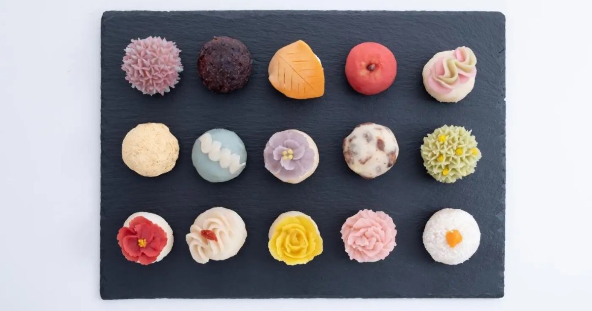 This Japanese sweets shop specializes in beautiful flower-shaped ohagi ...