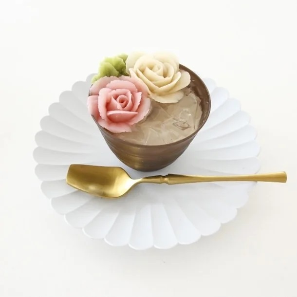 This Japanese sweets shop specializes in beautiful flower-shaped ohagi ...