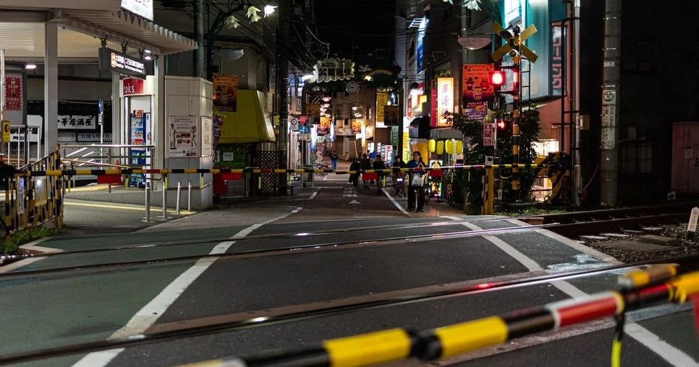 Frightening video shows Japan’s stop-and-listen-for-trains driving rule ...