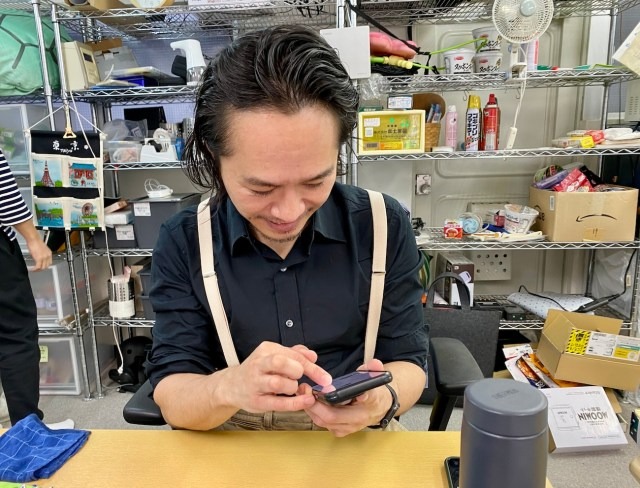 The disembodied arm on the shoulder prank in the office shows you can ...