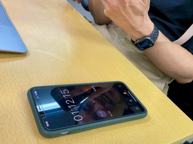 The disembodied arm on the shoulder prank in the office shows you can ...