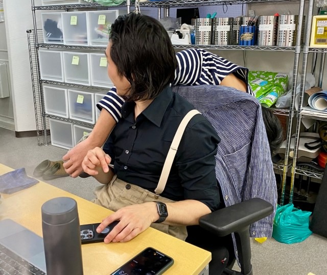 The disembodied arm on the shoulder prank in the office shows you can ...