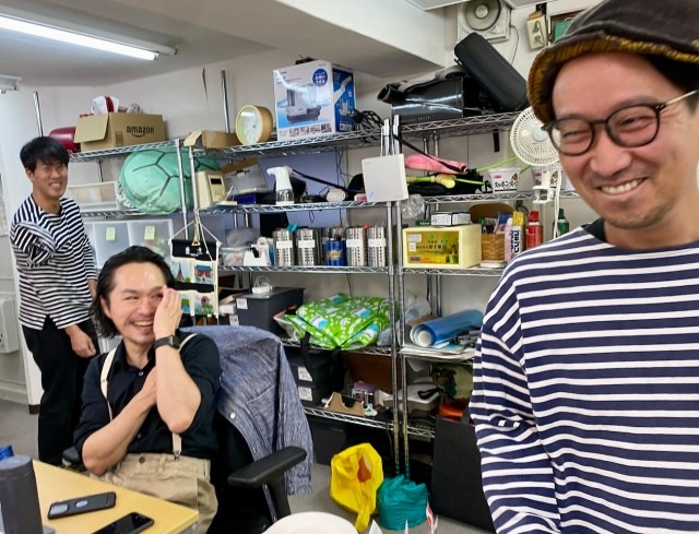 The disembodied arm on the shoulder prank in the office shows you can ...