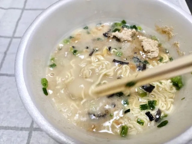 Does Japan’s “Stinky but Tasty” tonkotsu ramen live up to its name ...