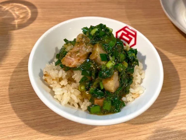 New famous food of Akihabara! Reiwa garlic chive ramen is delicious two ...