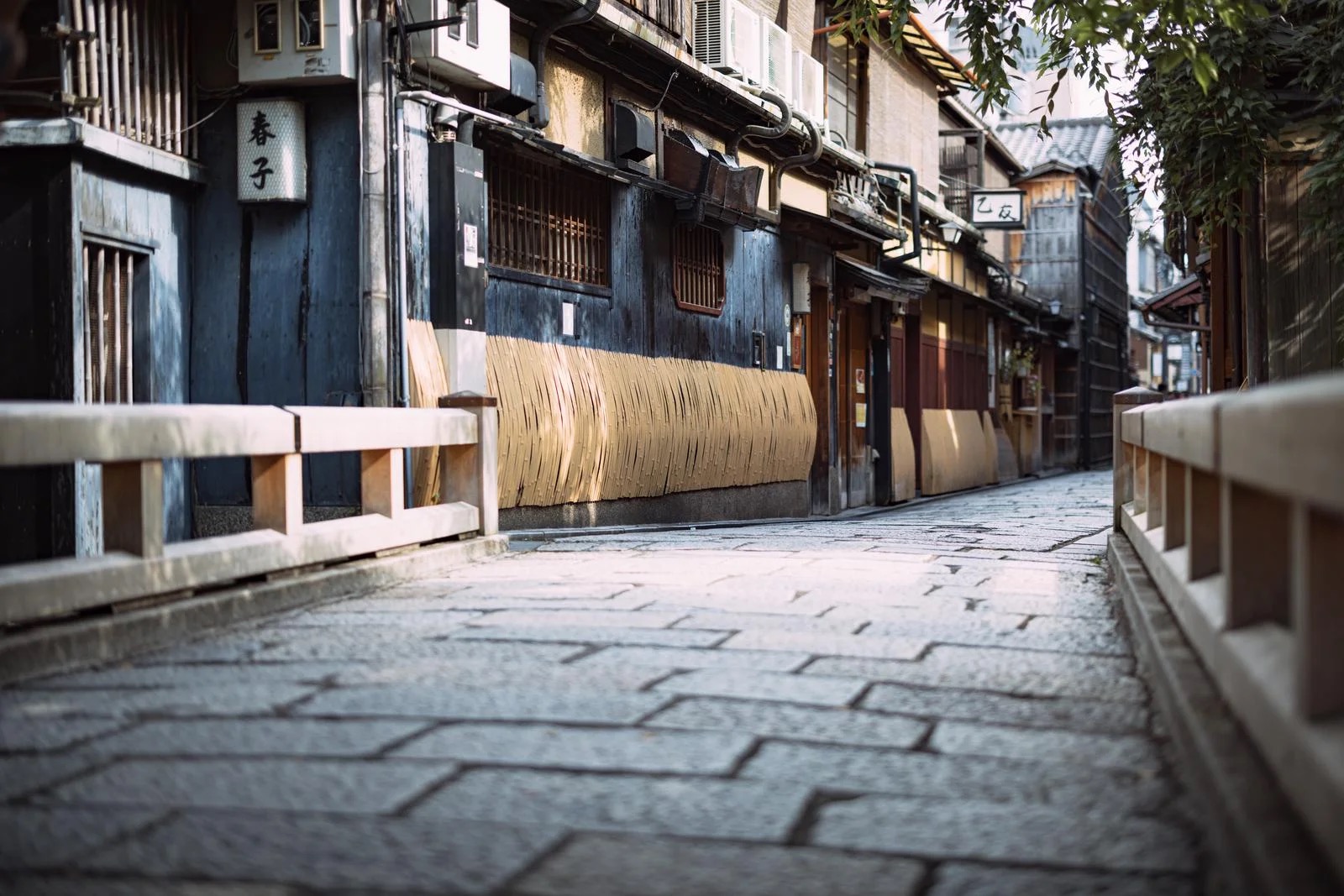 Kyoto bans tourists from geisha alleys in Gion, with fines for those ...