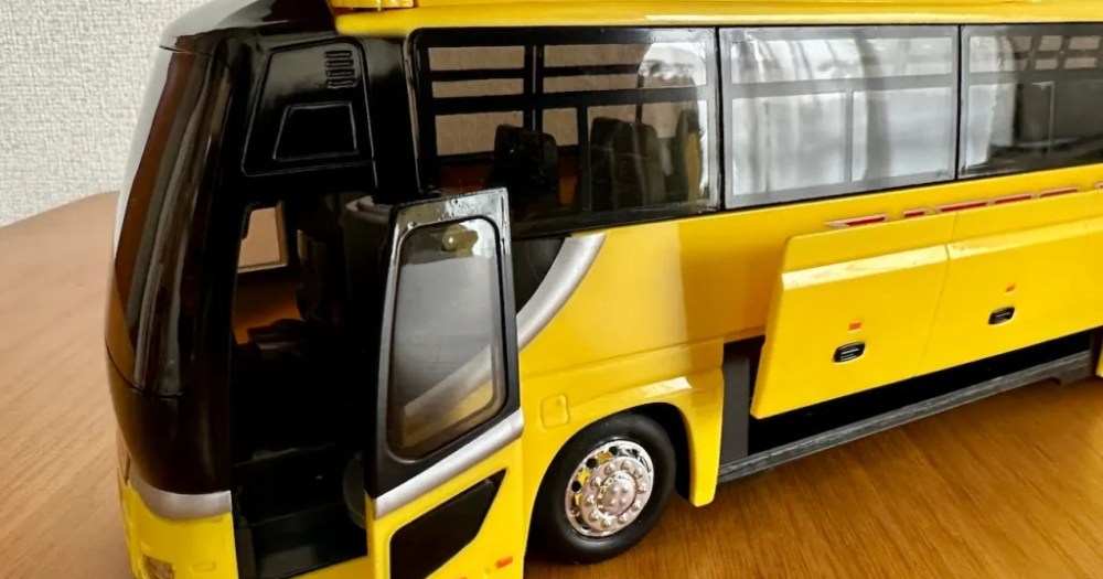 We get our hands on a model of a popular Japanese bus, complete with ...