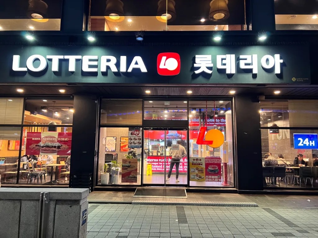 We tried Korea’s way-too-big King Tonkatsu Burger at Lotteria 【Taste ...
