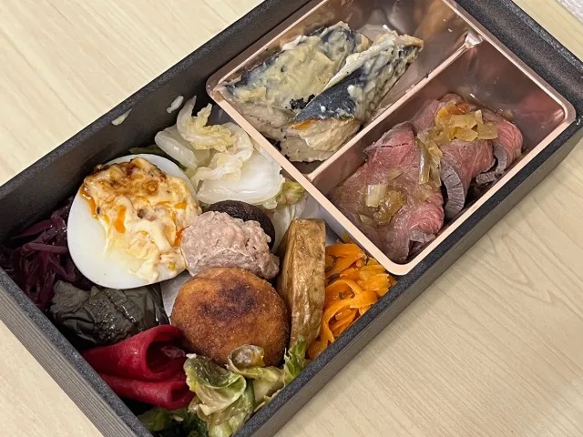 Secret Kitchen bento serves Japanese flowers, birds, wind and moon in a ...