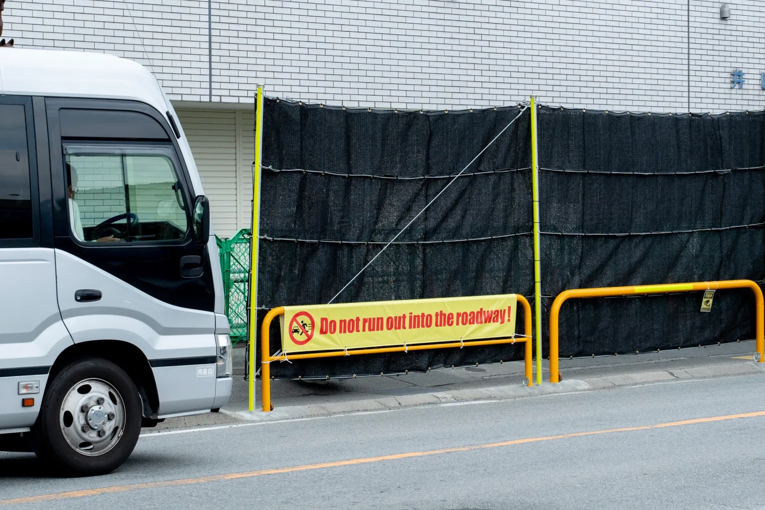 Tourists damage Mt Fuji Lawson blackout screen that was meant to stop ...
