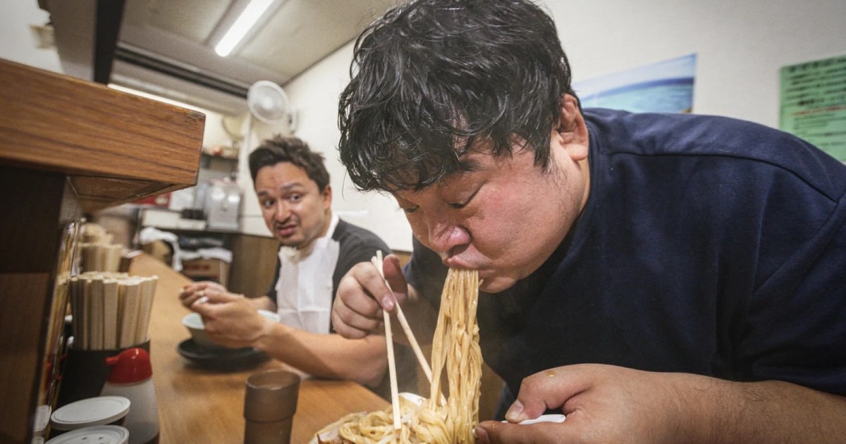 Ramen lovers continue to eat noodles as restaurant goes up in flames ...