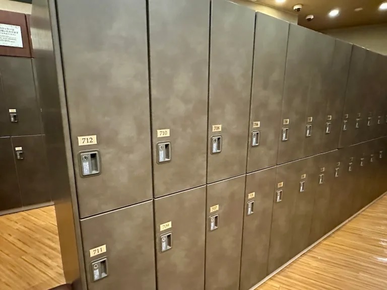 Low price, free booze and curry, late check-out, and great location ...