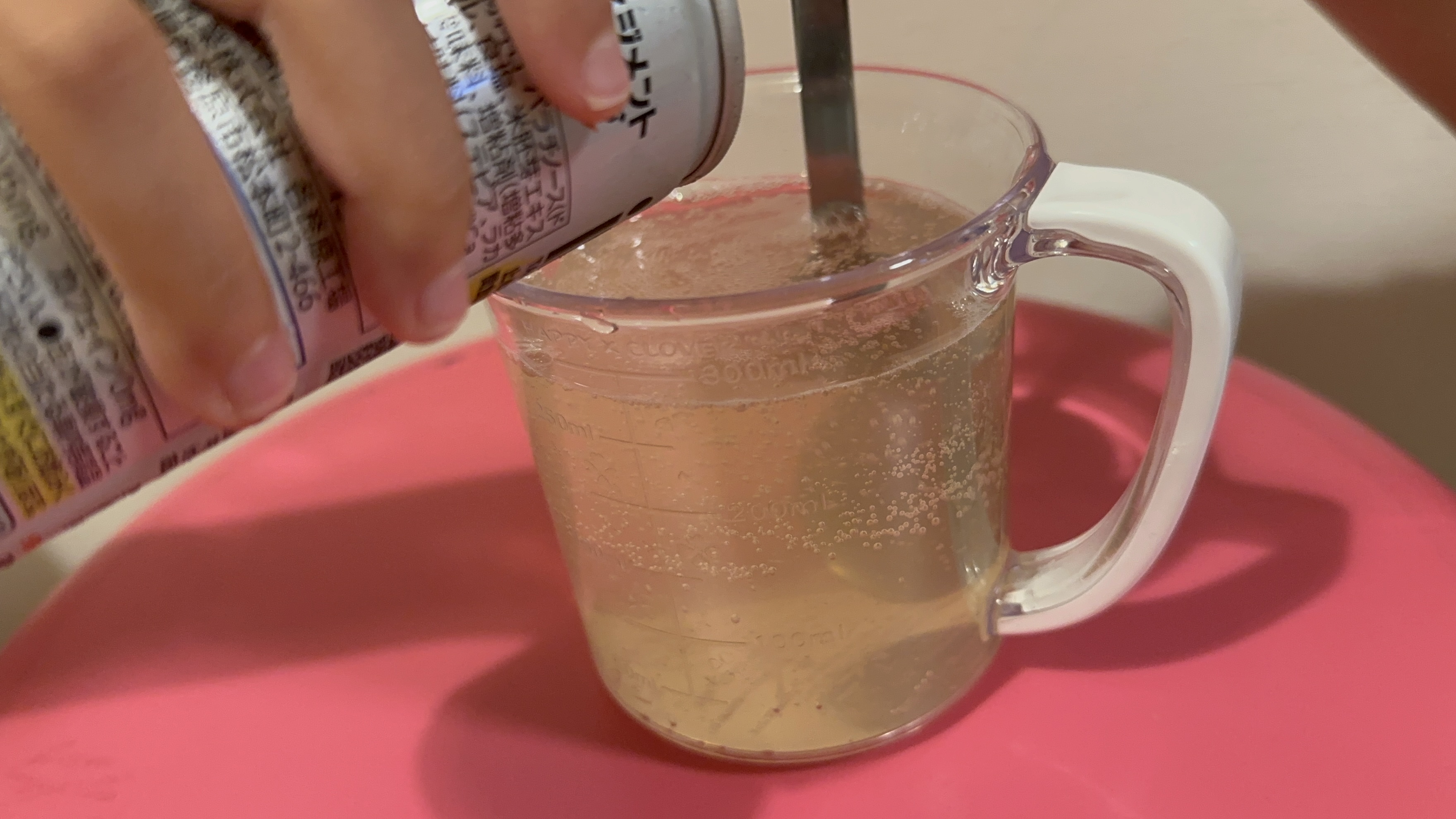 Fighting mild hunger with a Japanese soda that turns into jelly in the ...