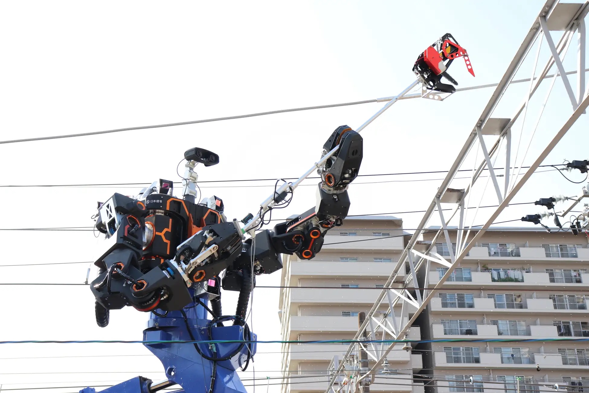 Japan Railways now has giant robots performing maintenance work via VR ...