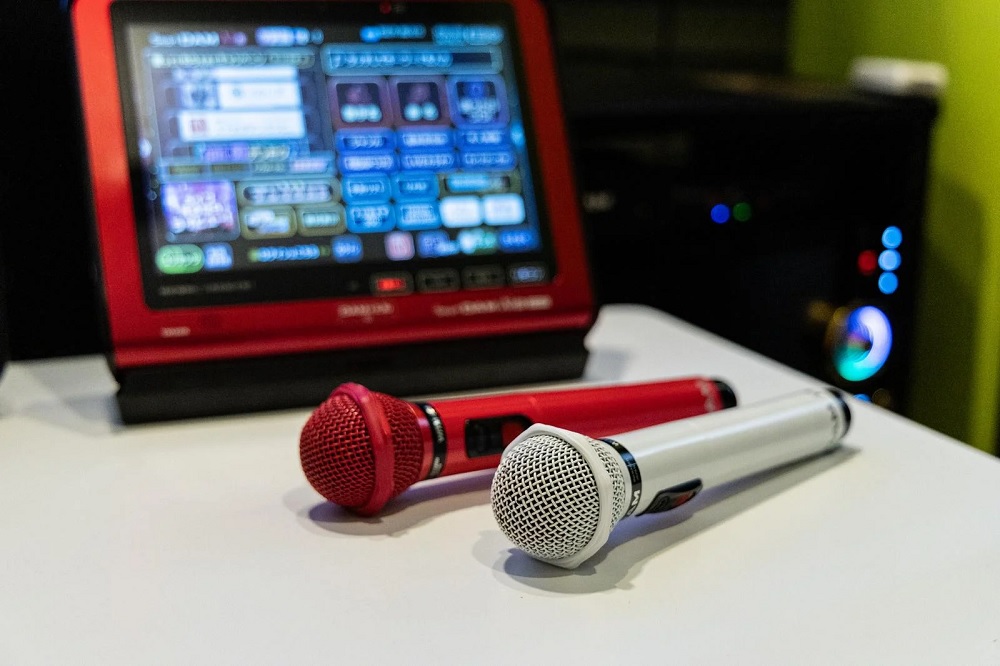 Foreigners living in Japan have surprisingly old top Japanese karaoke ...