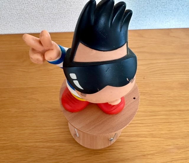 Defying gravity and common sense with the lowest-rated tensegrity table ...