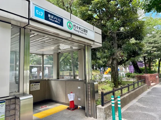 Japanese public toilet in Tokyo has windows that change colour when you ...