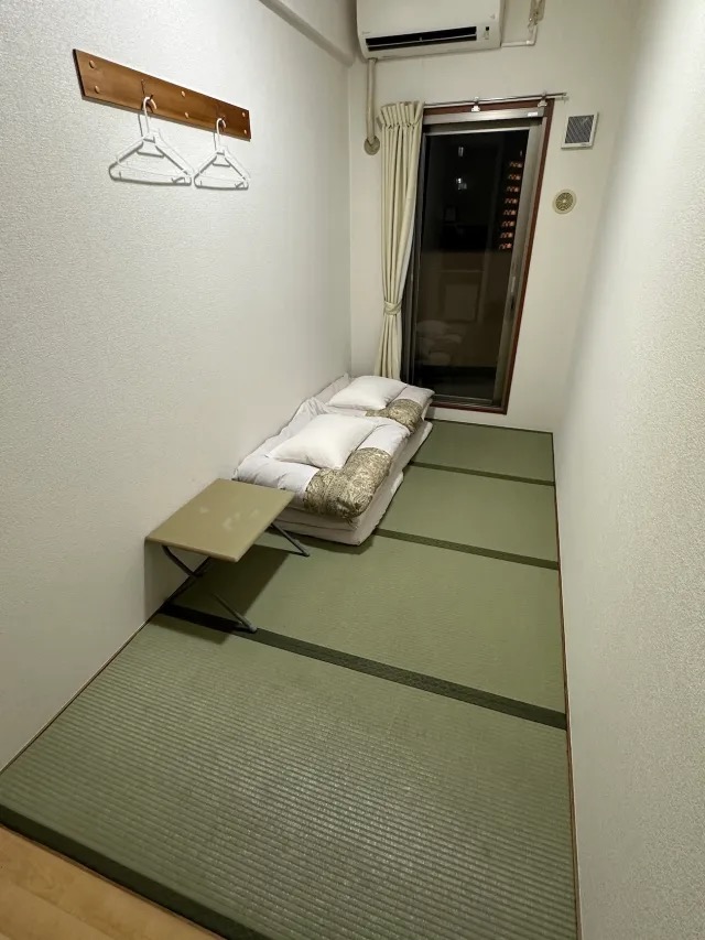 Smallest hotel room in Tokyo? This cheap stay for two will turn friends ...